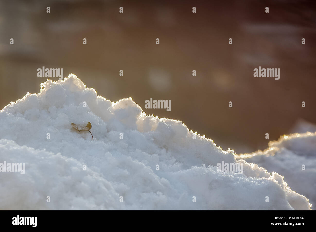 Snow background yellow light hi-res stock photography and images - Alamy