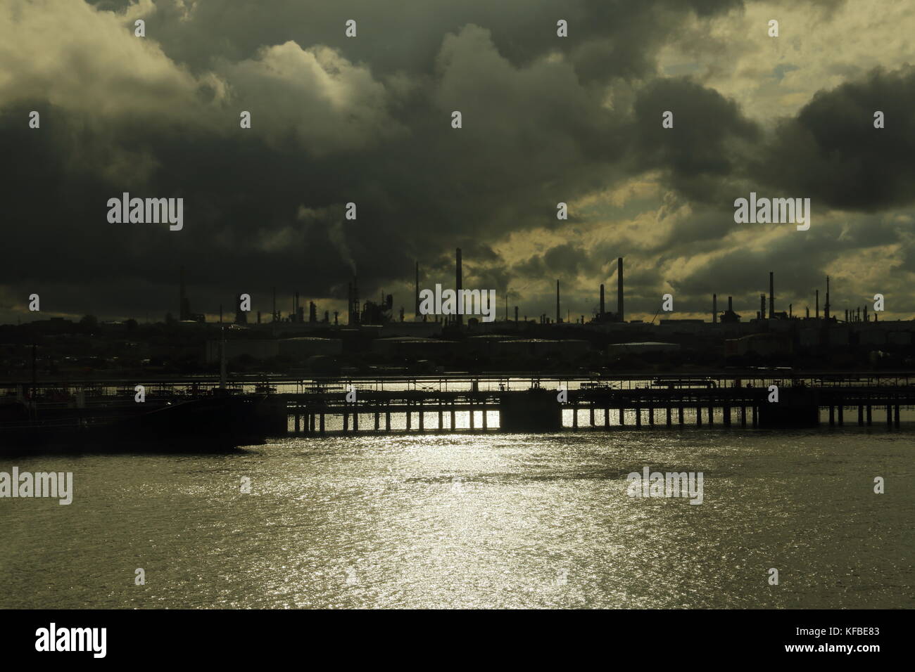Fawley oil terminal Stock Photo - Alamy