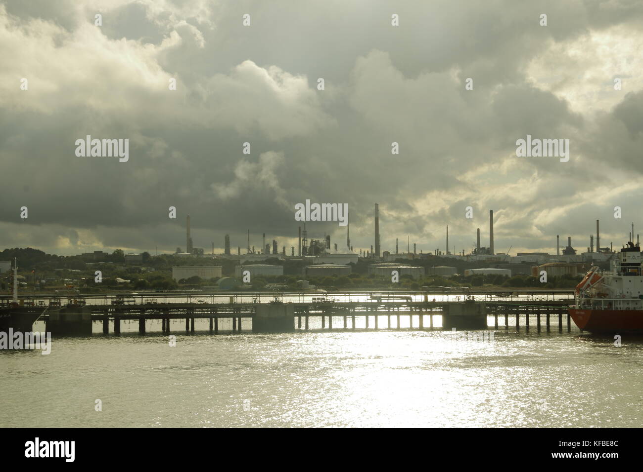 Fawley oil terminal hi-res stock photography and images - Alamy
