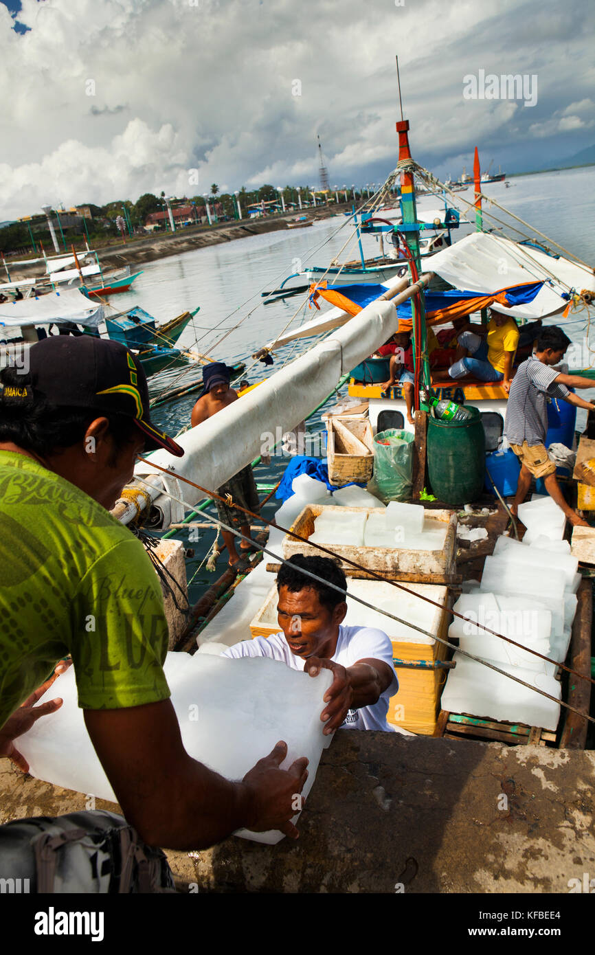 PHILIPPINES, Palawan, Puerto Princesa, Handline fishermen in the City ...