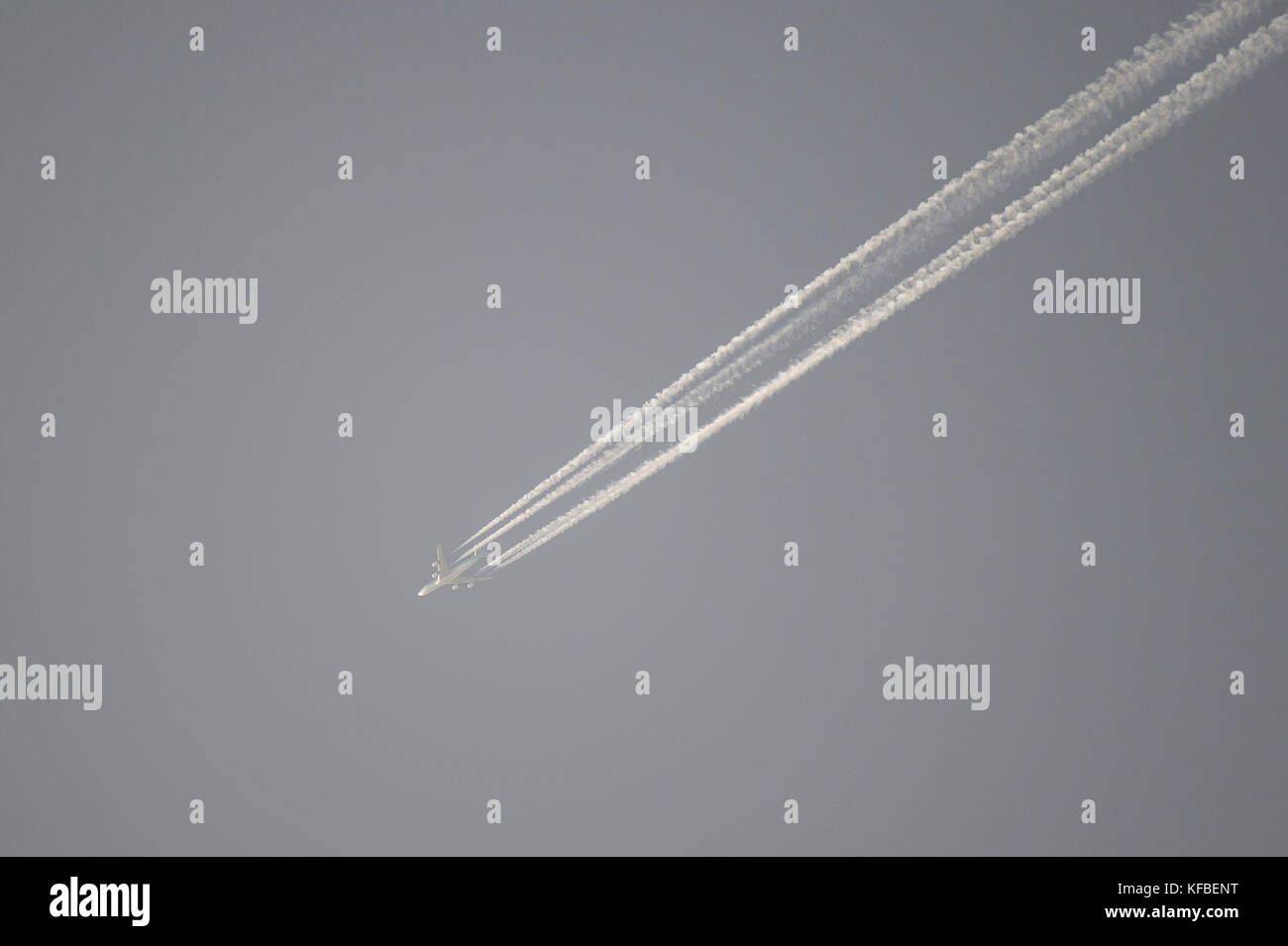 Trace of jet plane on the blue sky © Wojciech Strozyk / Alamy Stock ...