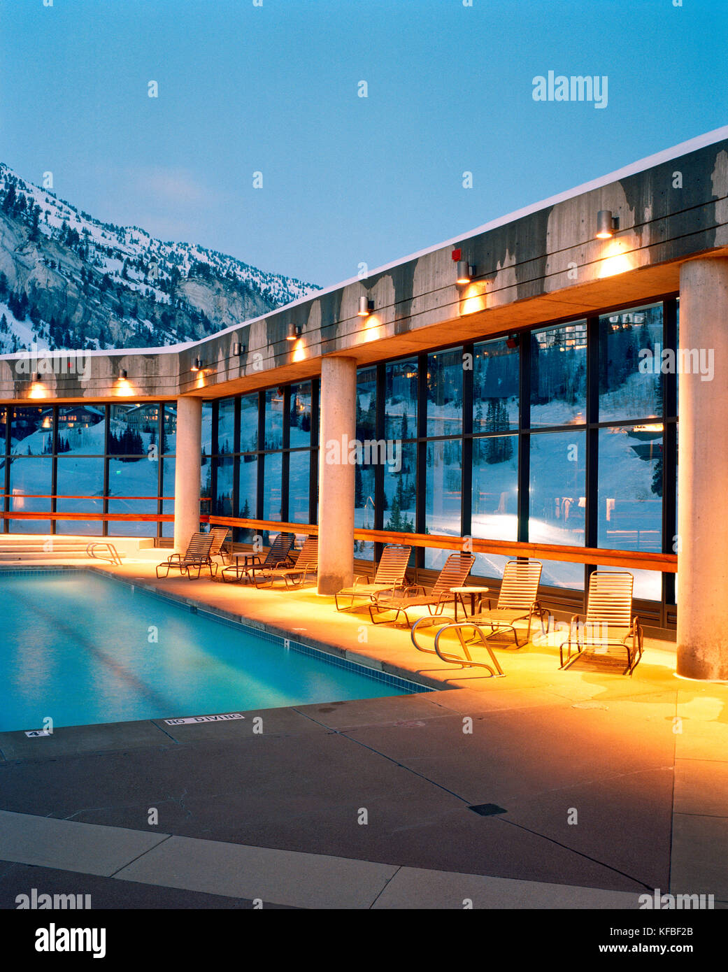 USA, Utah, deck chairs by the outdoor swimming pool, The Cliff Hotel ...