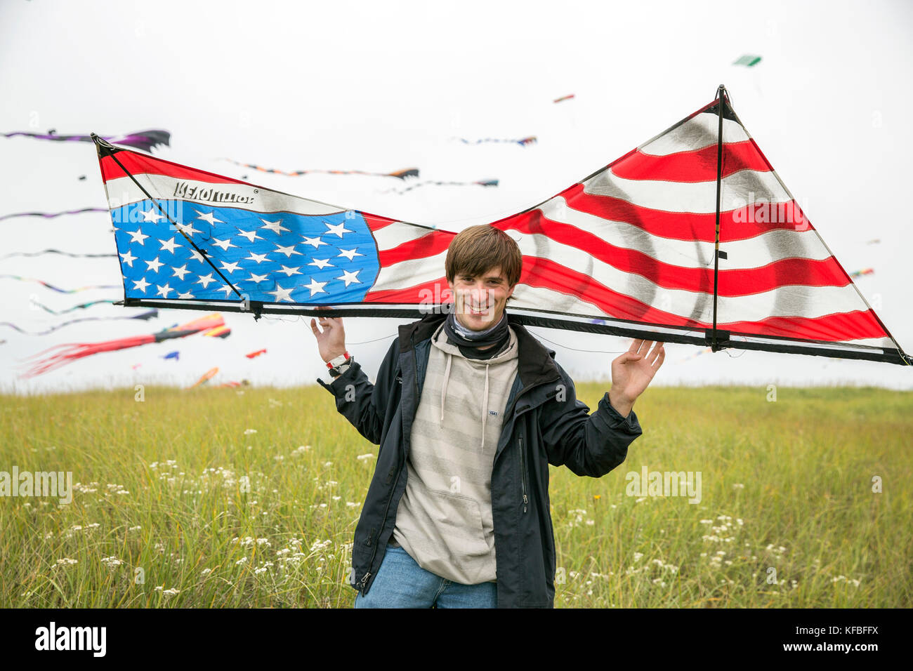 USA, Washington State, Long Beach Peninsula, portrait of kite flyer ...