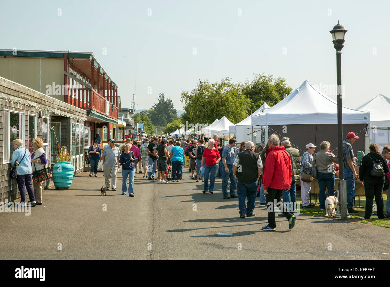 Business men walking on beach hi-res stock photography and images - Alamy