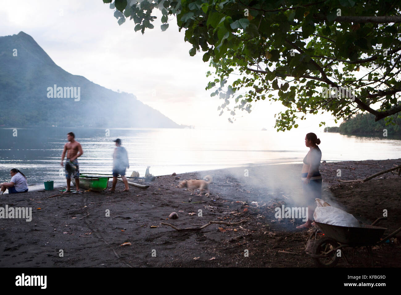 FRENCH POLYNESIA, Moorea. Local family fishing along the beach Stock ...