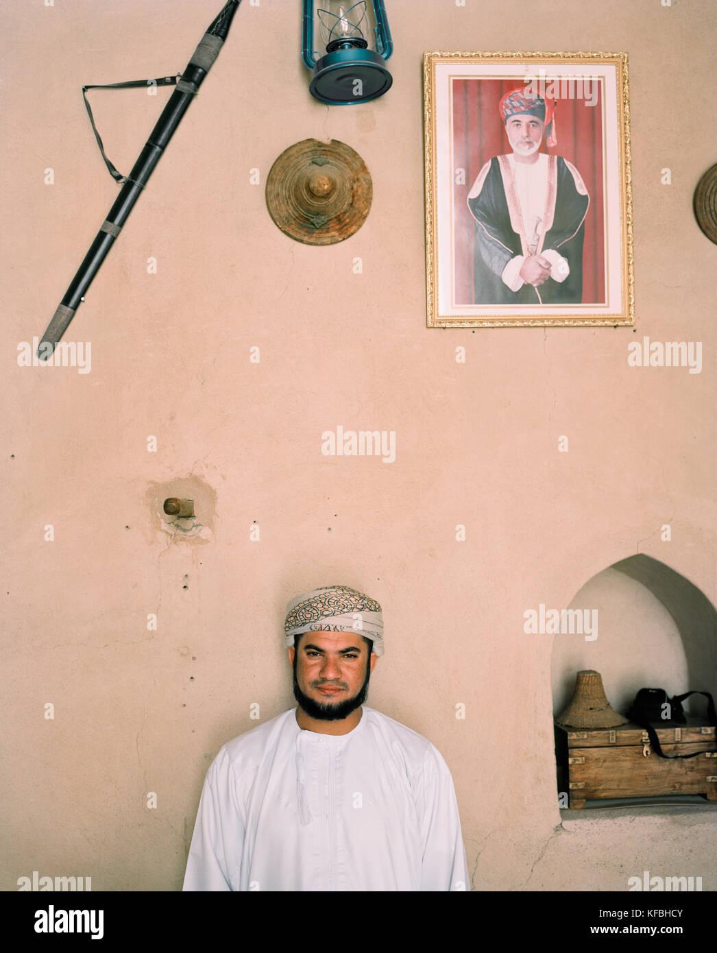 OMAN, man in traditional clothing standing by wall Stock Photo - Alamy