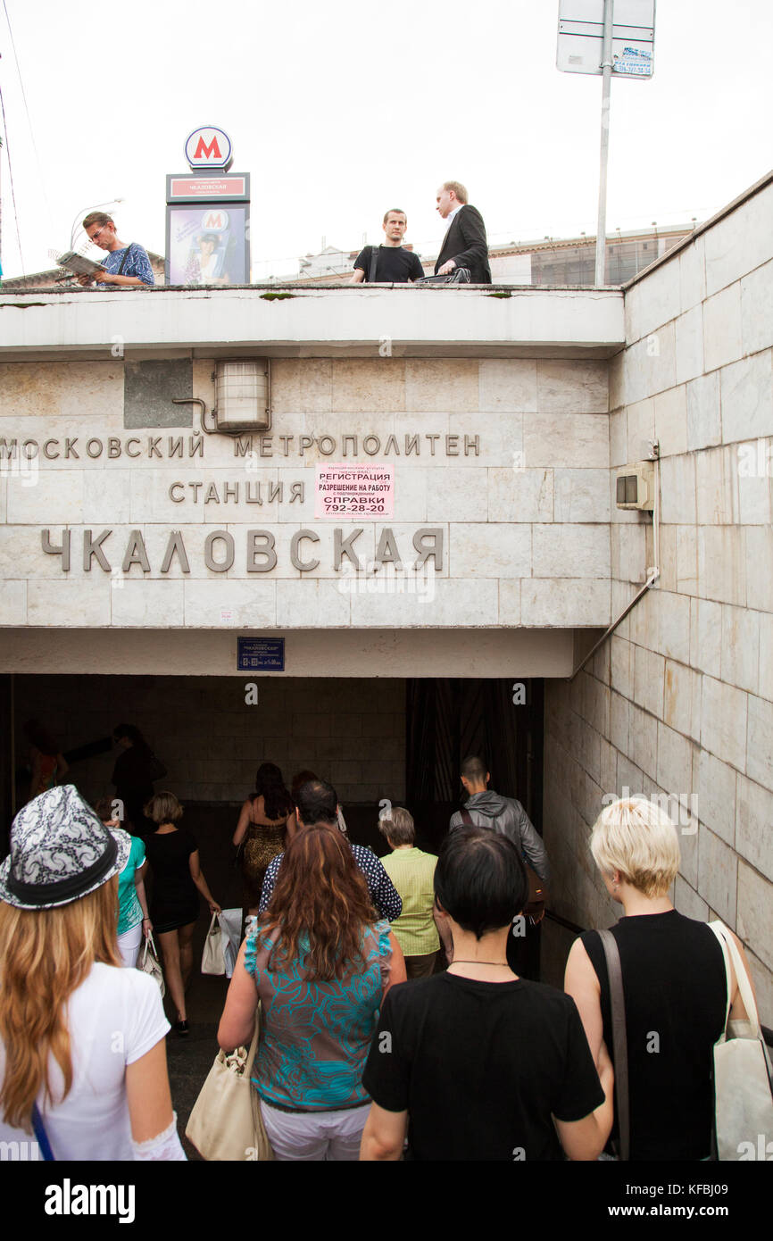 RUSSIA, Moscow. Crowd going into Metro station Stock Photo - Alamy