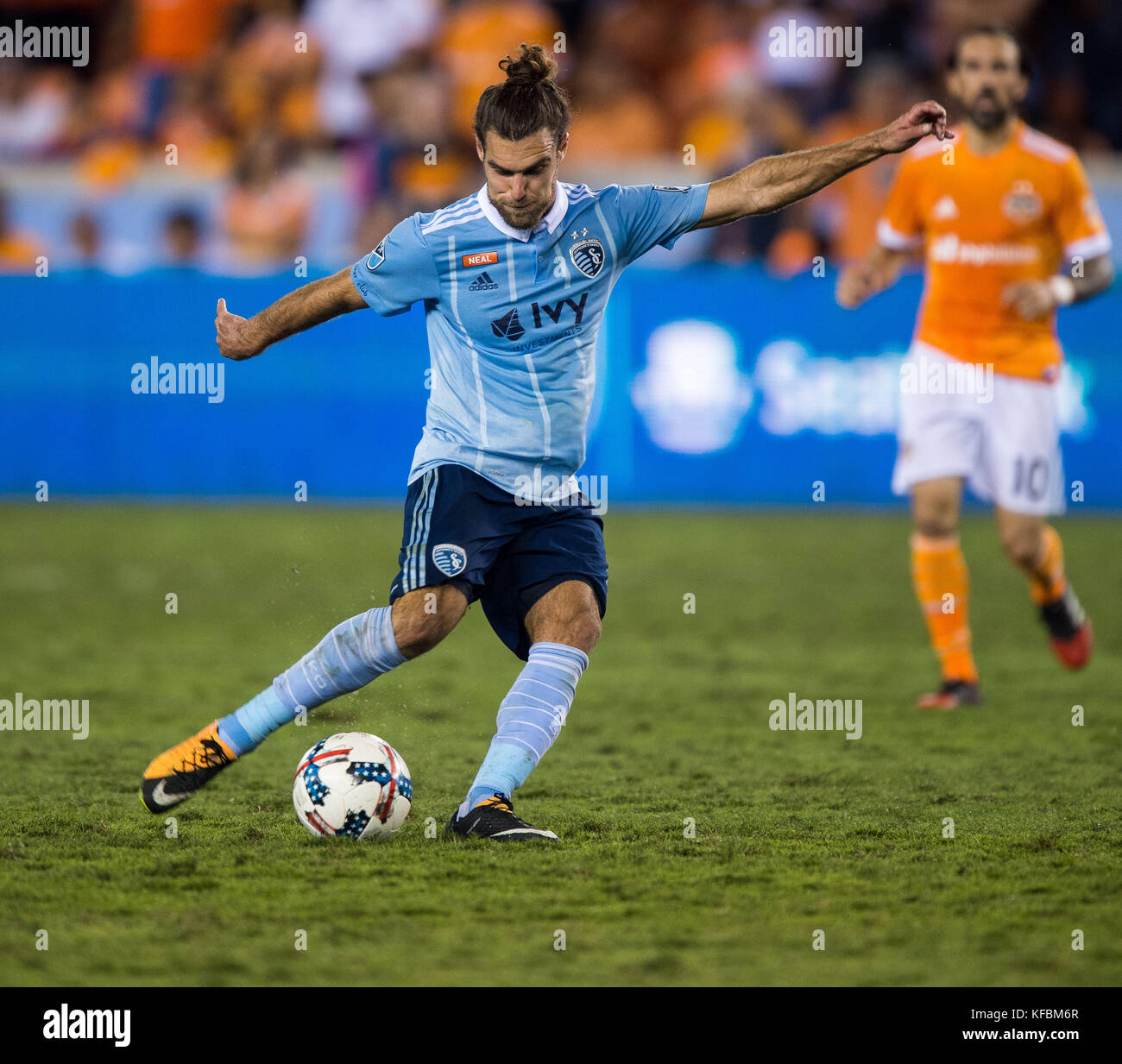 Houston, TX, USA. 26th Oct, 2017. Sporting Kansas City midfielder ...