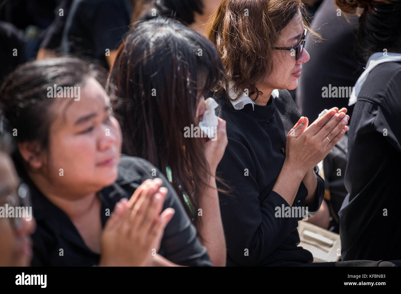Bangkok, Thailand. 27th Oct, 2017. Mourners are seen crying as they ...