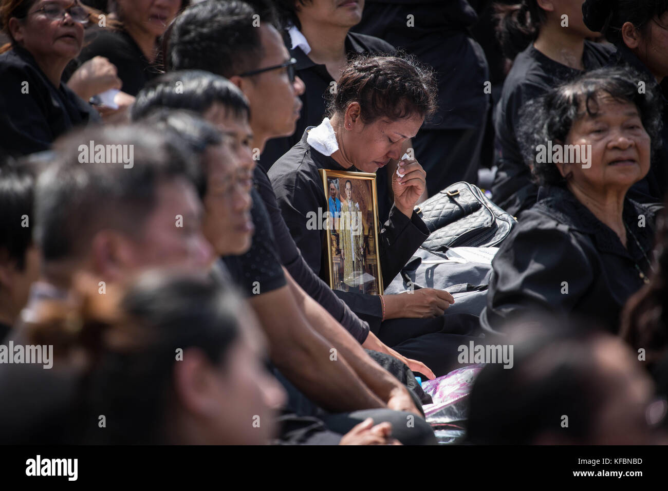 Bangkok, Thailand. 27th Oct, 2017. Mourners are seen crying while ...