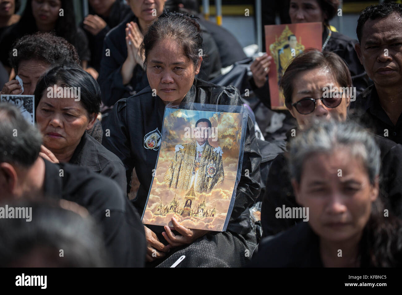 Bangkok, Thailand. 27th Oct, 2017. Mourners are seen crying while ...