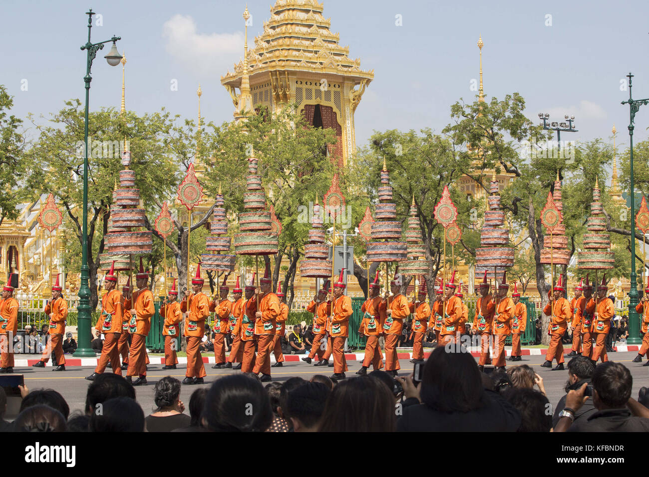 Bangkok, Thailand. 27th Oct, 2017. Bearers of royal regalia dressed in ...