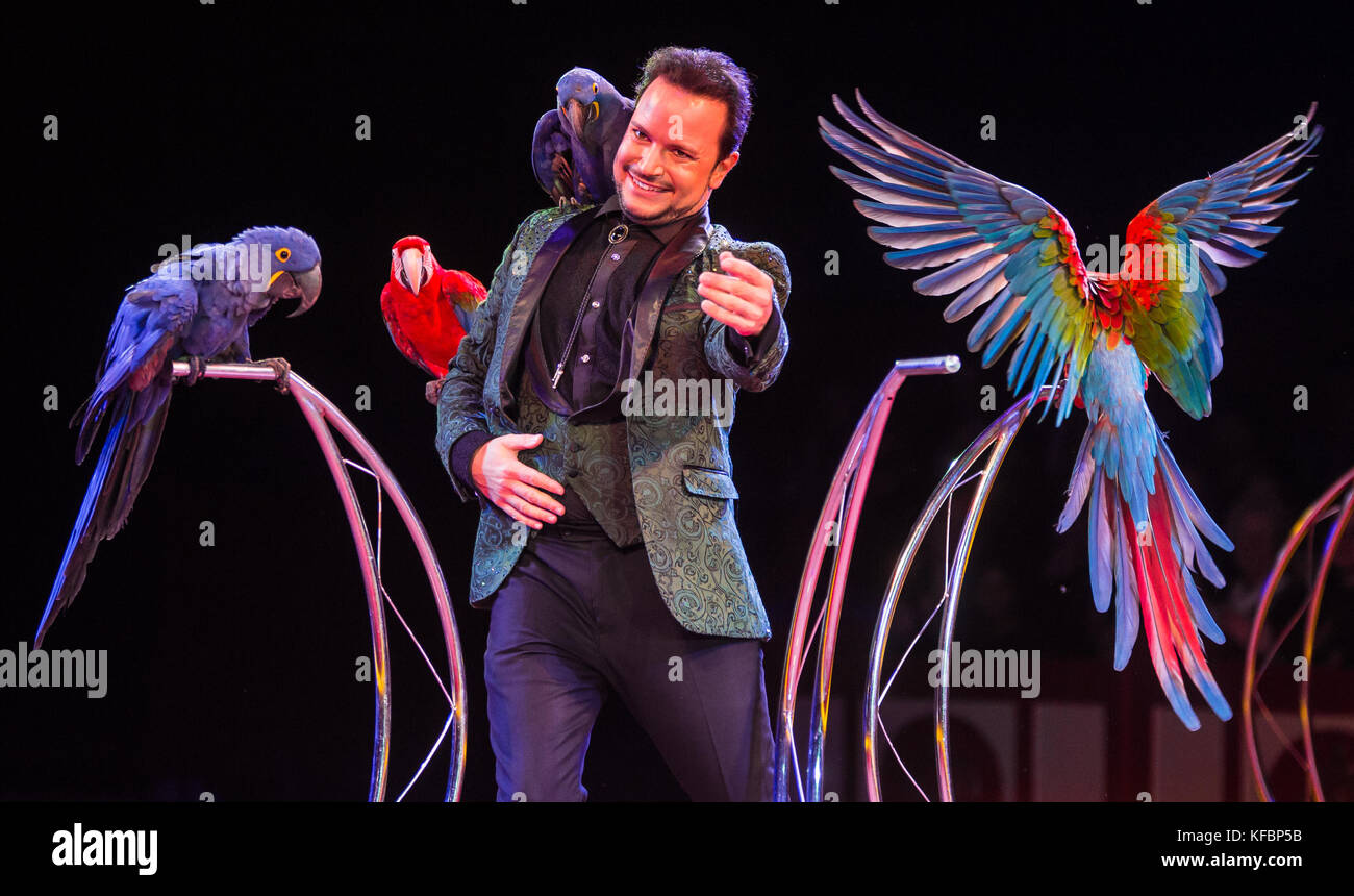 Stuttgart, Germany. 26th Oct, 2017. Artist Alessio presents the parrot ...