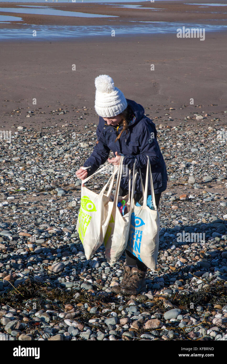 Volunteers cleaning beach at Cleveleys, Lancashire. 27th October, 2017 ...