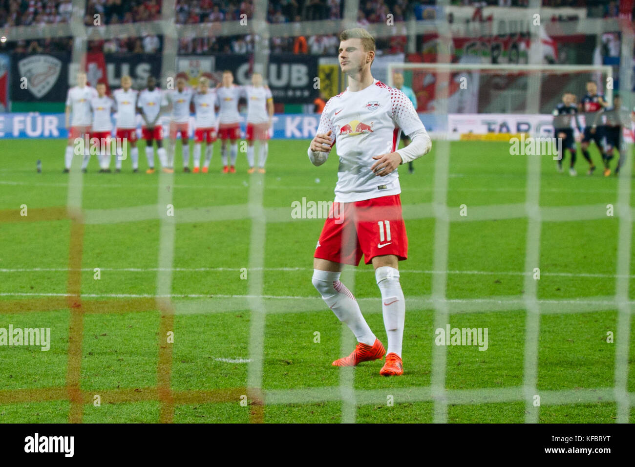 Leipzig, Deutschland. 25th Oct, 2017. Timo WERNER (L) ist after seinem ...