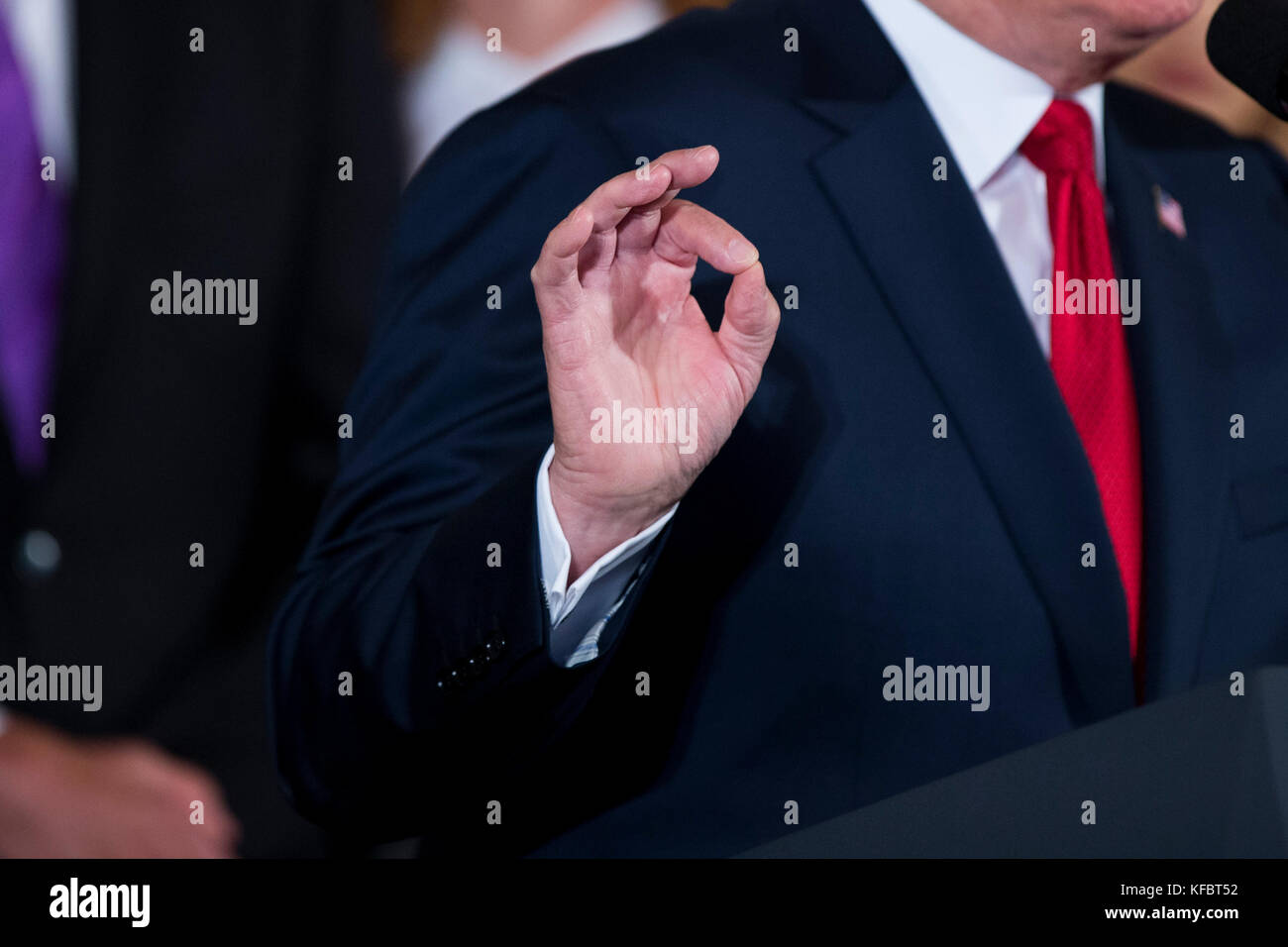 Donald trump hand gestures hi-res stock photography and images - Alamy