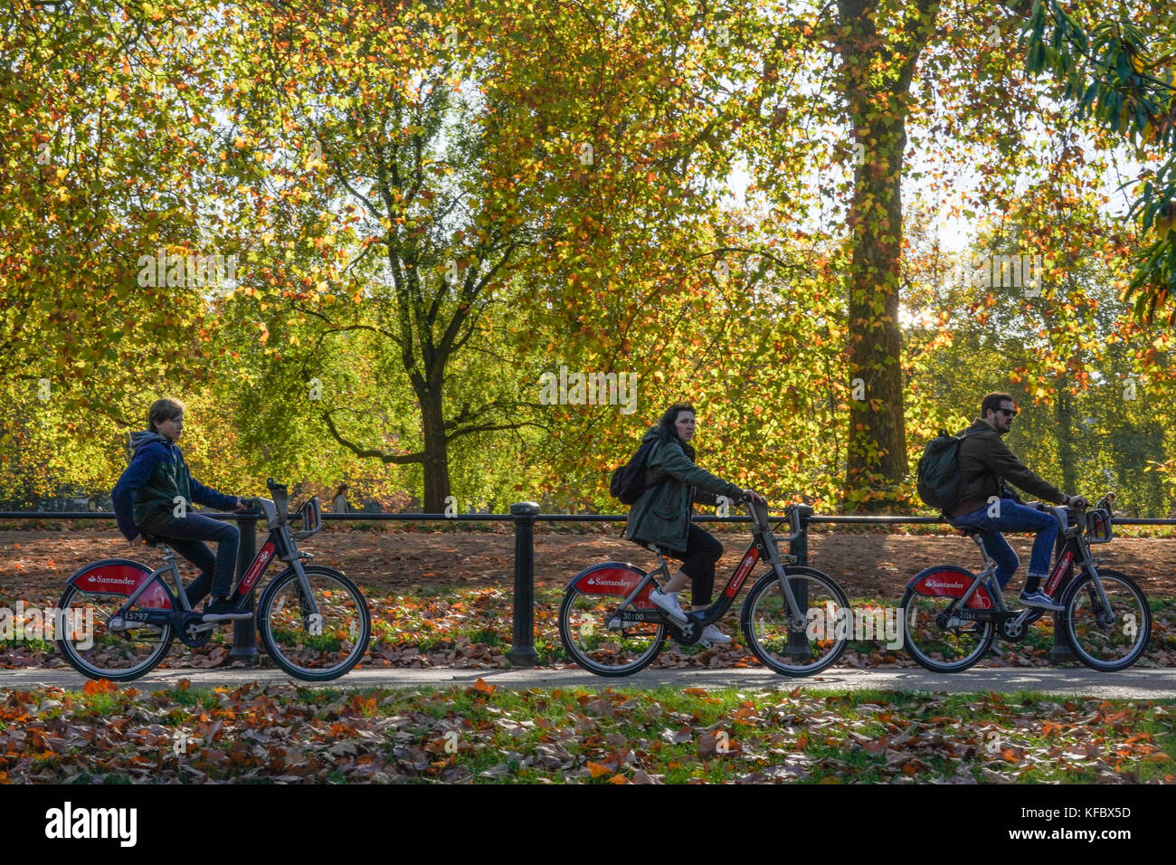 People riding london boris bikes hi-res stock photography and images ...