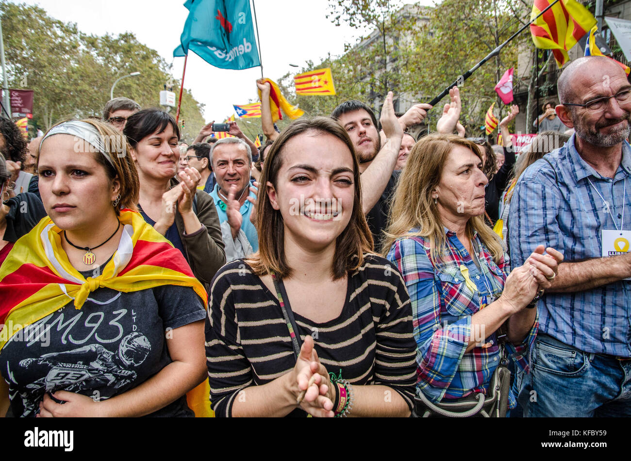 Barcelona, Cataloniua, Spain. 27th Oct, 2017. People seen showing their ...