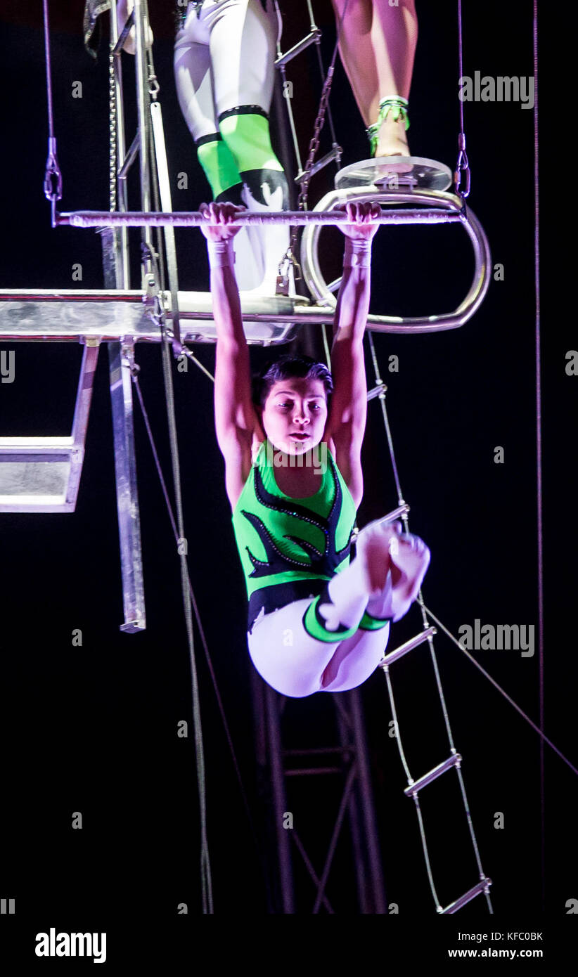 Stuttgart, Germany. 27th Oct, 2017. 12-year-old trapeze artist Joaquim ...