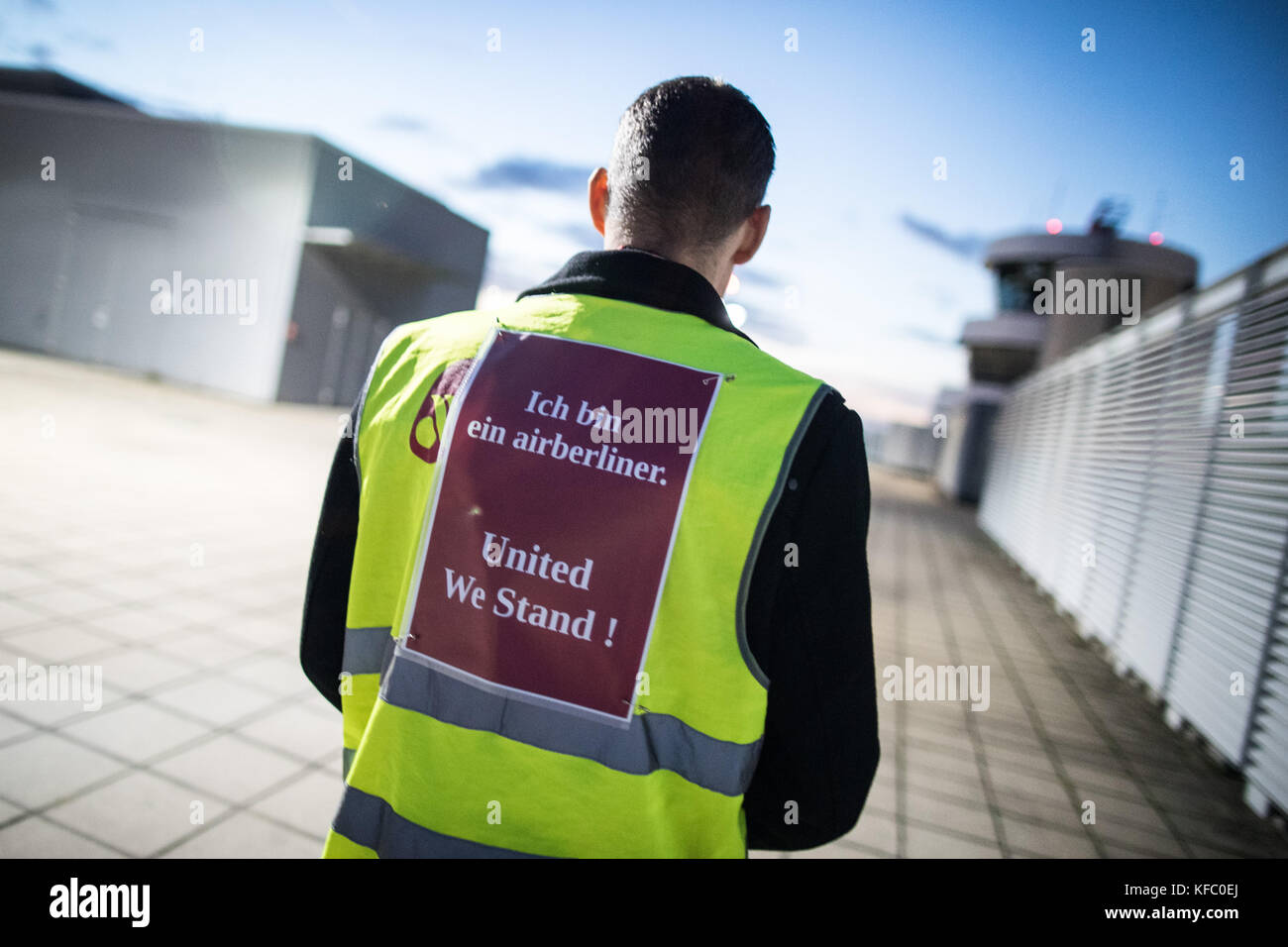Duesseldorf, Germany. 27th Oct, 2017. An Air Berlin employee wears a ...