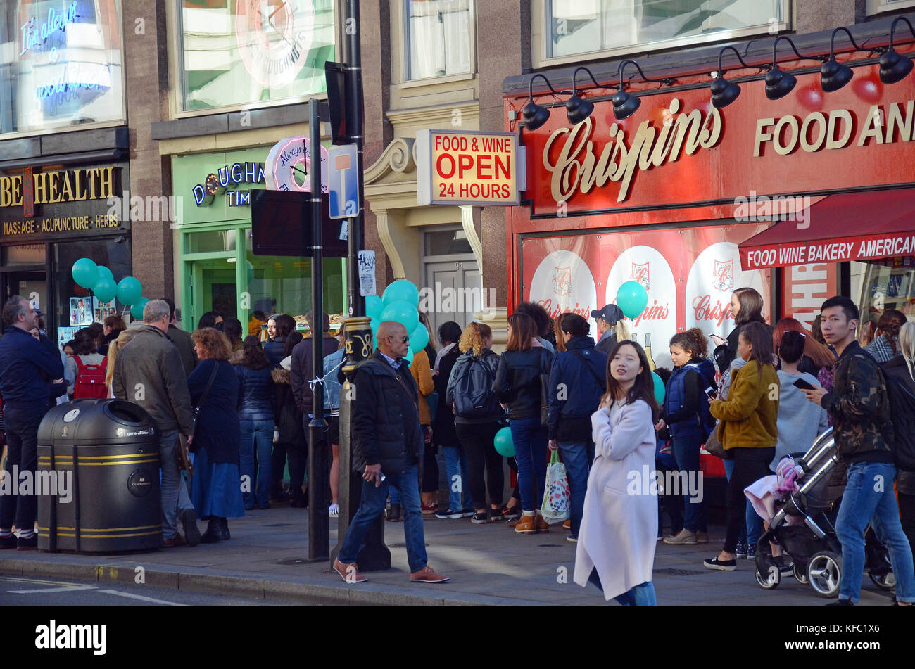London, UK, 27/10/2017 Queues around the corner for free doughnuts to ...