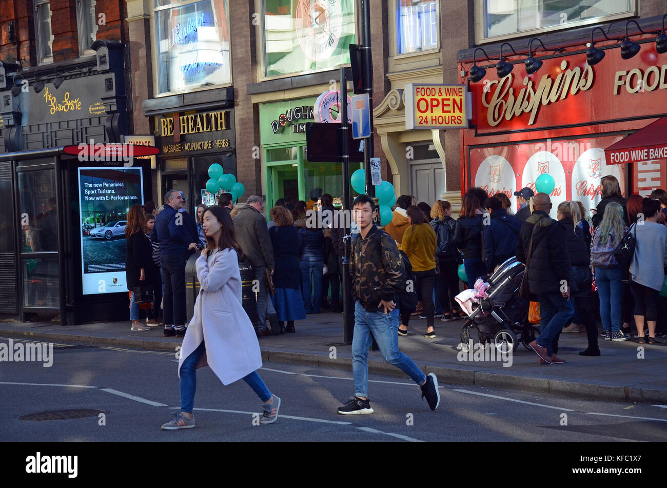 London, UK, 27/10/2017 Queues around the corner for free doughnuts to ...