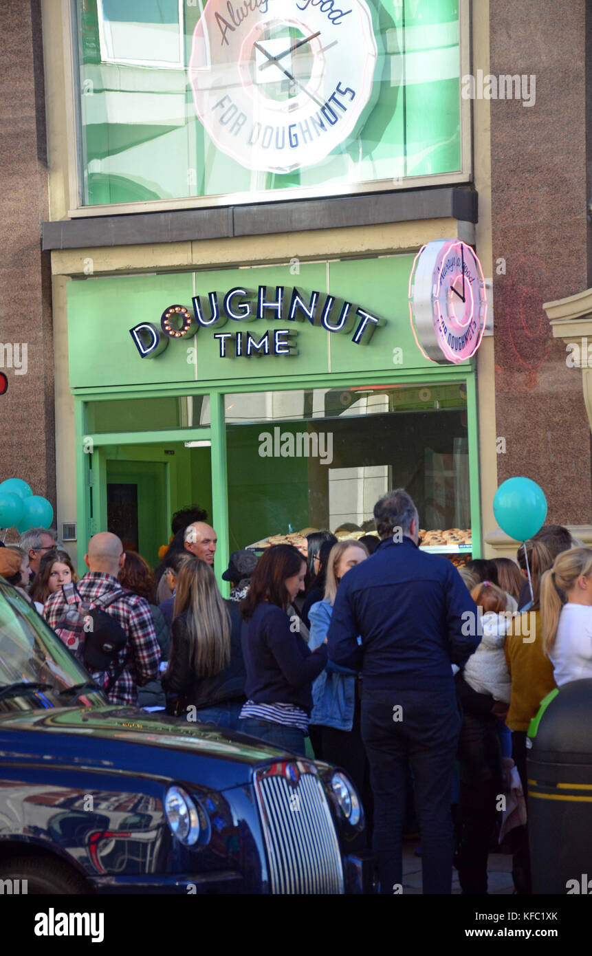 London doughnut store hi-res stock photography and images - Alamy