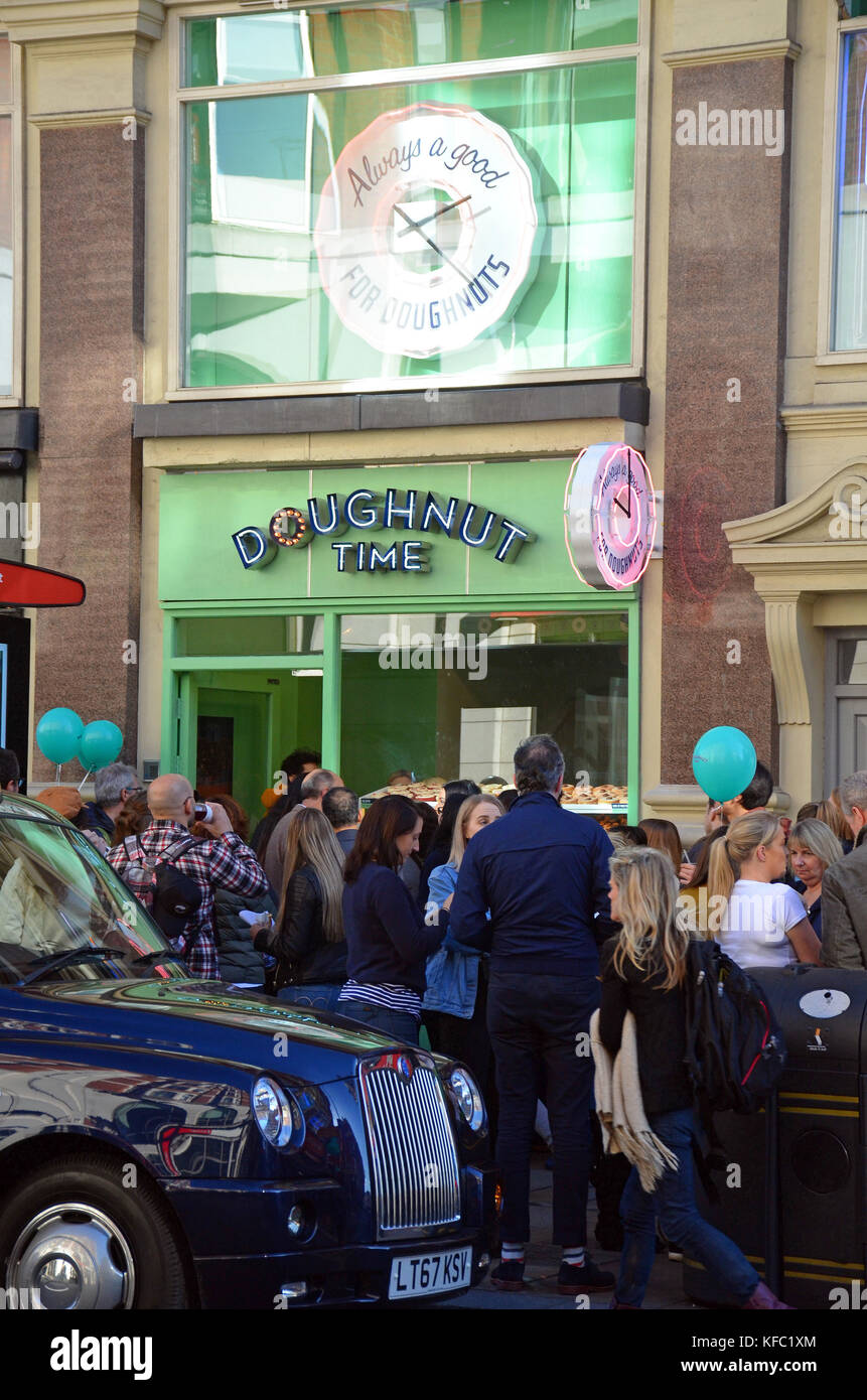 London, UK, 27/10/2017 Queues around the corner for free doughnuts to ...