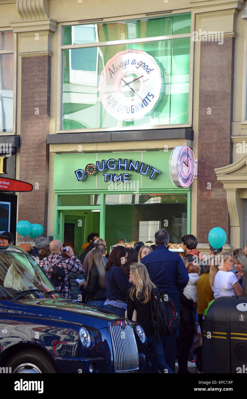 London doughnut store hi-res stock photography and images - Alamy