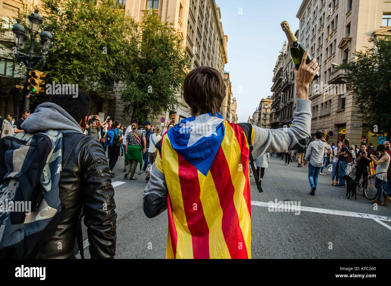 October 27, 2017 - Barcelona, Catalonia, Spain - Two young men with a ...