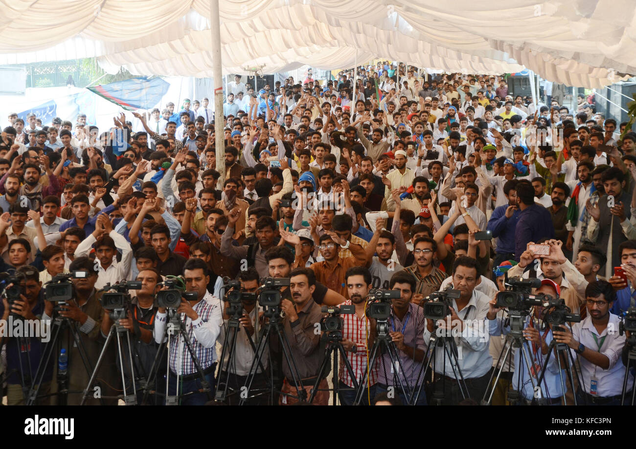 Lahore, Pakistan. 27th Oct, 2017. Pakistani Activists of Islami Jamiat ...