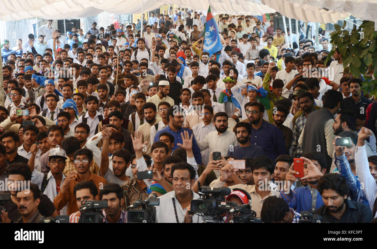 Lahore, Pakistan. 27th Oct, 2017. Pakistani Activists of Islami Jamiat ...