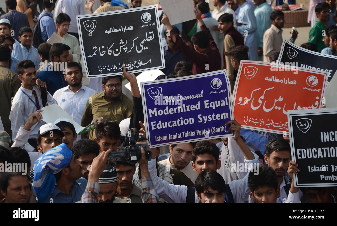 Lahore, Pakistan. 27th Oct, 2017. Pakistani Activists of Islami Jamiat ...