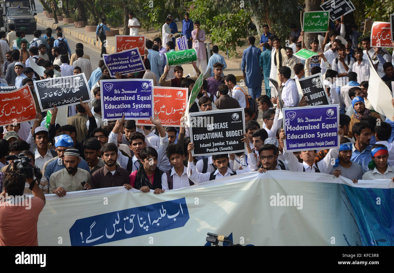 Lahore, Pakistan. 27th Oct, 2017. Pakistani Activists of Islami Jamiat ...