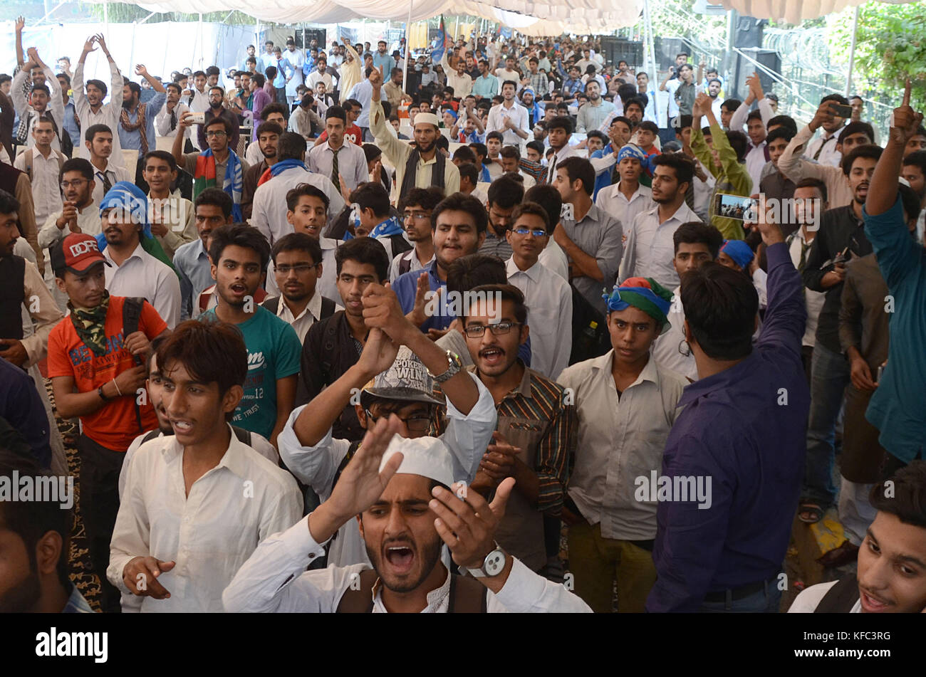 Lahore, Pakistan. 27th Oct, 2017. Pakistani Activists of Islami Jamiat ...
