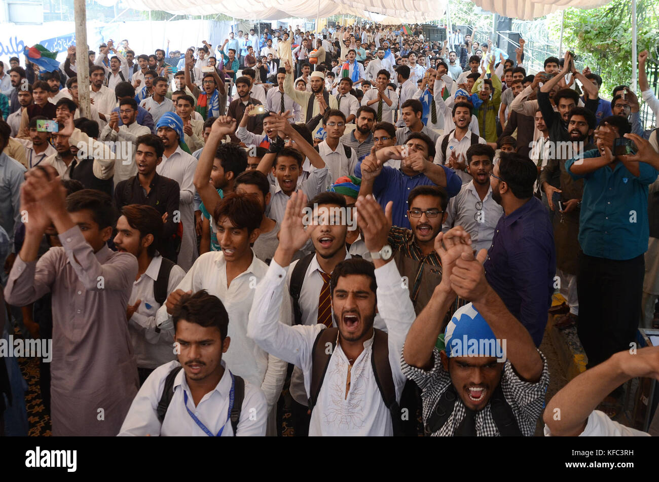 Lahore, Pakistan. 27th Oct, 2017. Pakistani Activists of Islami Jamiat ...