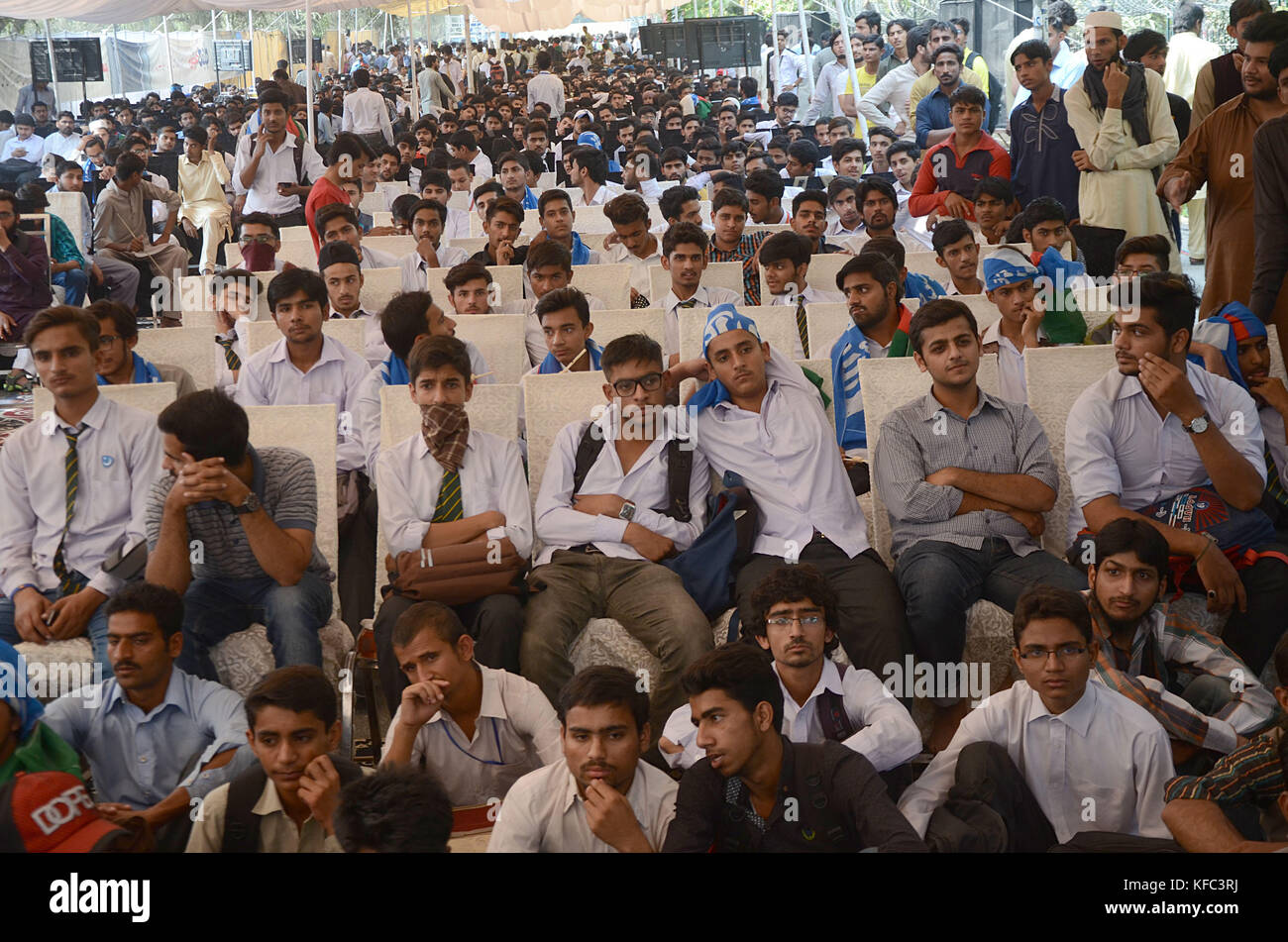 Lahore, Pakistan. 27th Oct, 2017. Pakistani Activists of Islami Jamiat ...