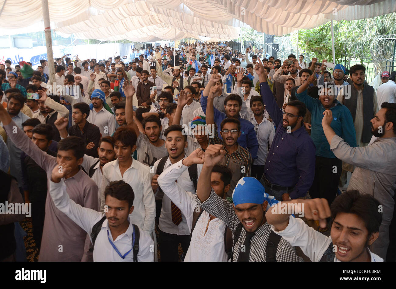 Lahore, Pakistan. 27th Oct, 2017. Pakistani Activists of Islami Jamiat ...