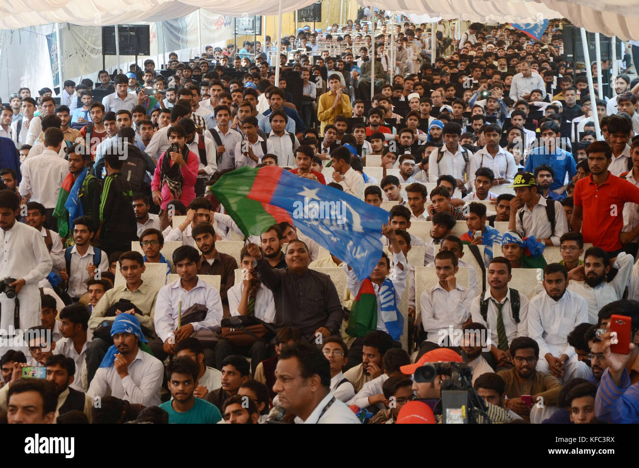 Lahore, Pakistan. 27th Oct, 2017. Pakistani Activists of Islami Jamiat ...