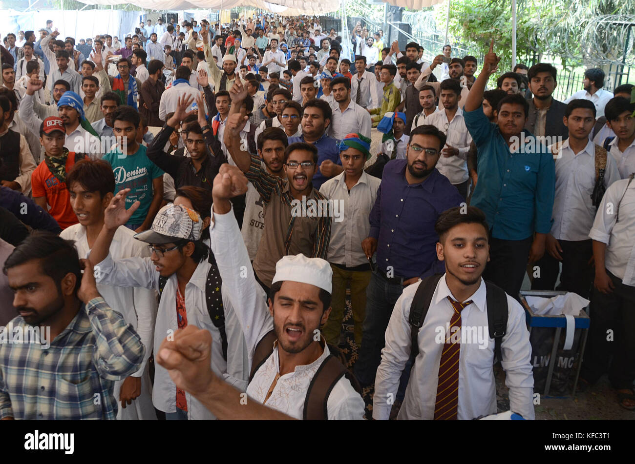 Lahore, Pakistan. 27th Oct, 2017. Pakistani Activists of Islami Jamiat ...