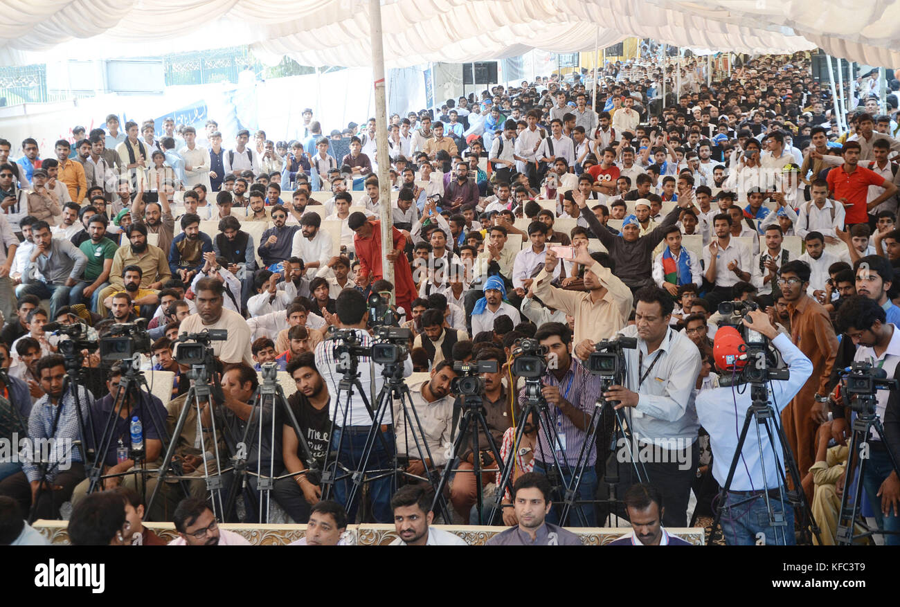 Lahore, Pakistan. 27th Oct, 2017. Pakistani Activists of Islami Jamiat ...