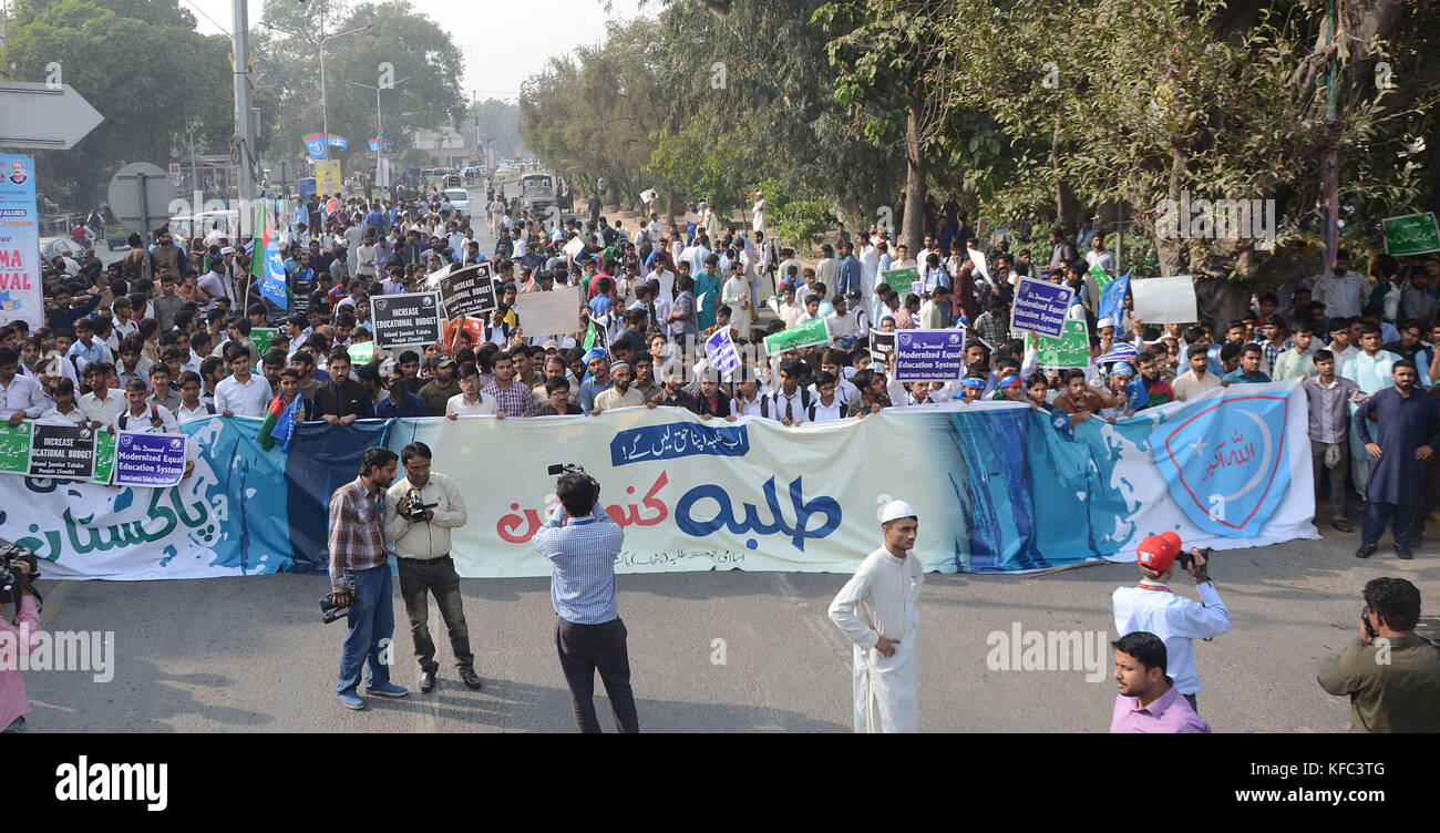 Lahore, Pakistan. 27th Oct, 2017. Pakistani Activists of Islami Jamiat ...
