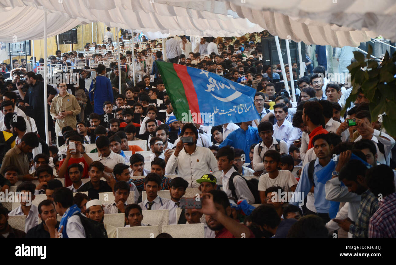 Lahore, Pakistan. 27th Oct, 2017. Pakistani Activists of Islami Jamiat ...
