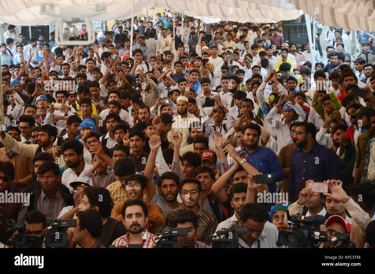 Lahore, Pakistan. 27th Oct, 2017. Pakistani Activists of Islami Jamiat ...