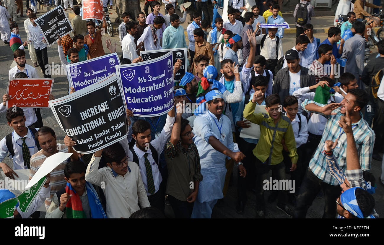 Lahore, Pakistan. 27th Oct, 2017. Pakistani Activists of Islami Jamiat ...