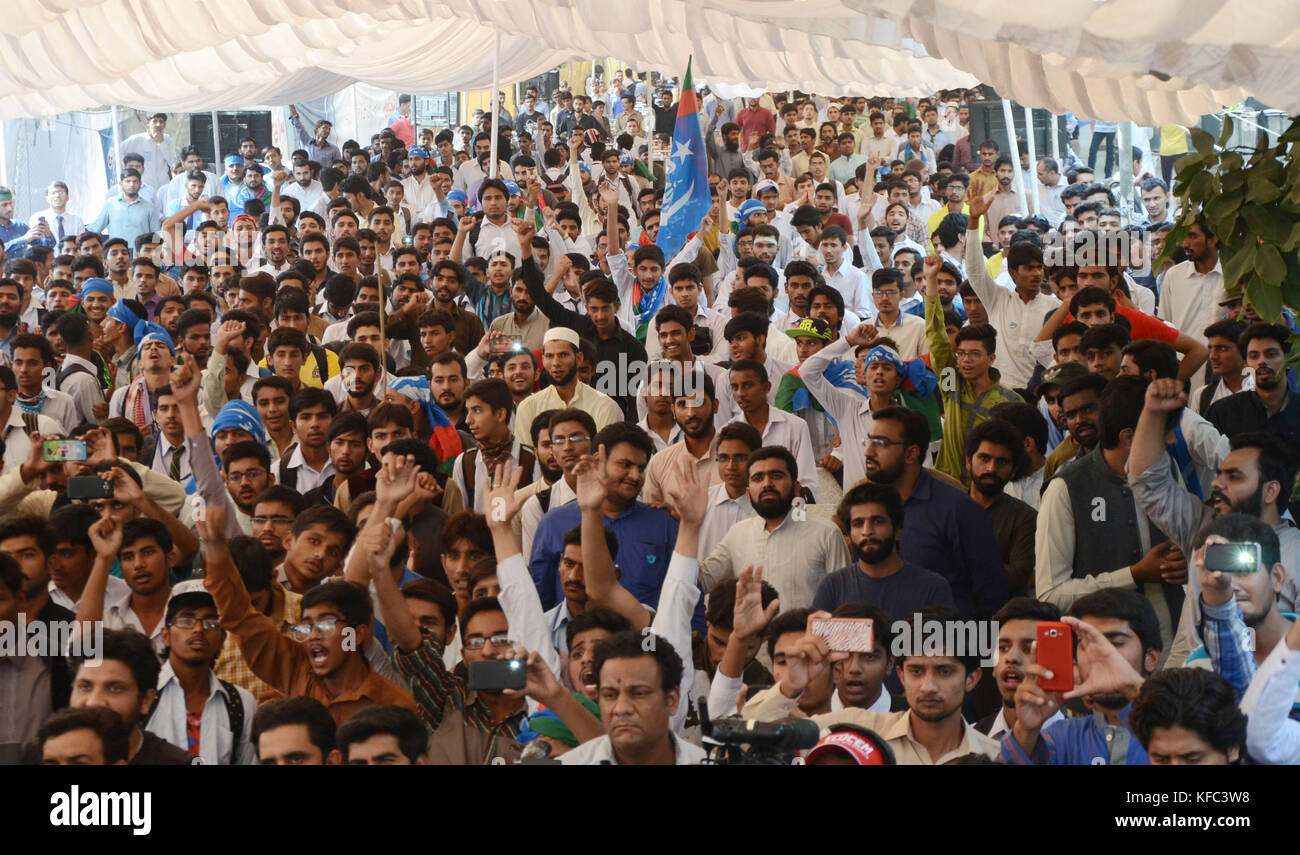 Lahore, Pakistan. 27th Oct, 2017. Pakistani Activists of Islami Jamiat ...