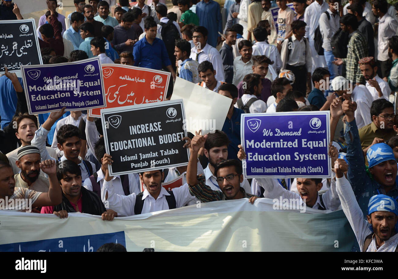 Lahore, Pakistan. 27th Oct, 2017. Pakistani Activists of Islami Jamiat ...