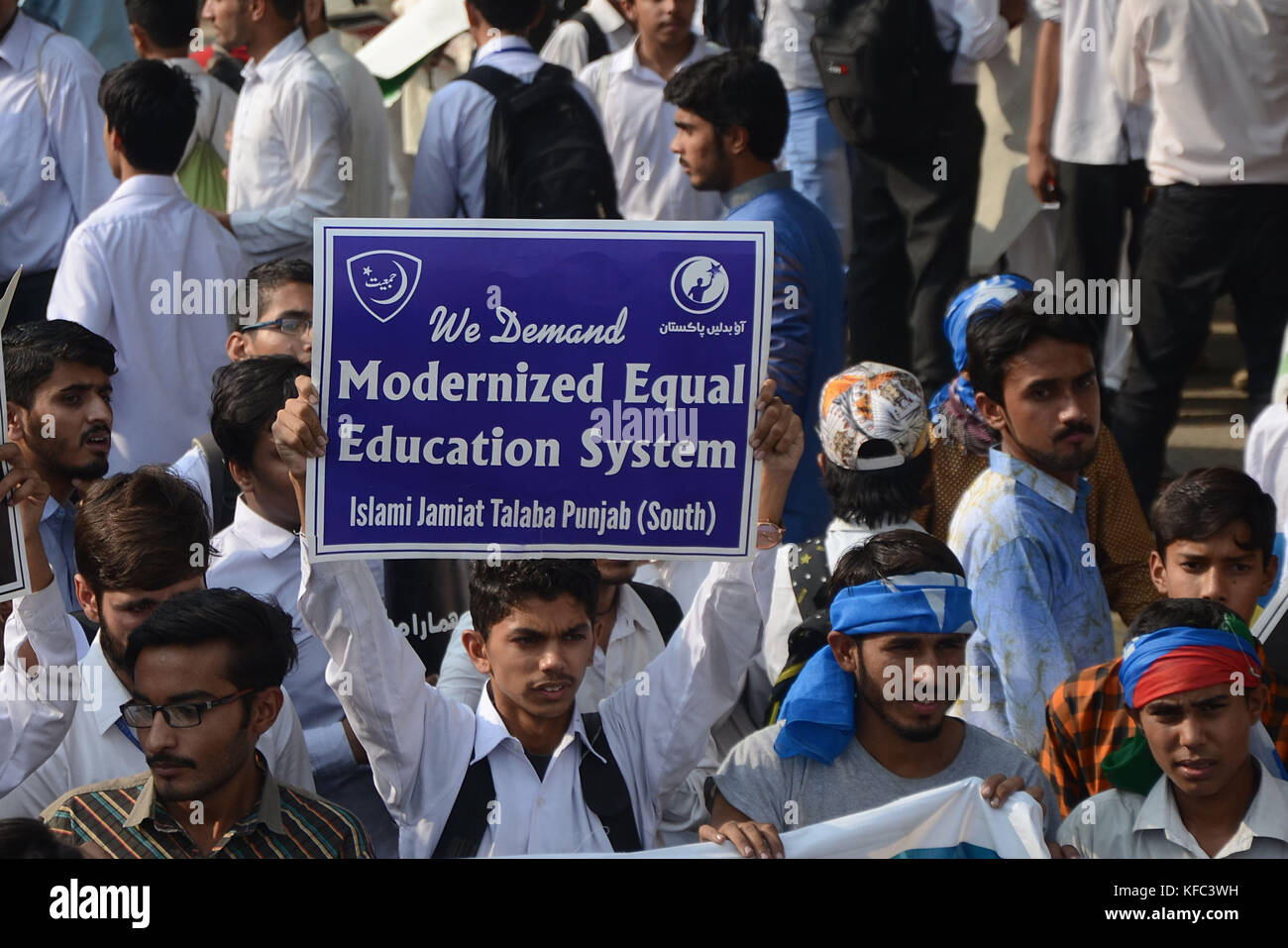 Lahore, Pakistan. 27th Oct, 2017. Pakistani Activists of Islami Jamiat ...