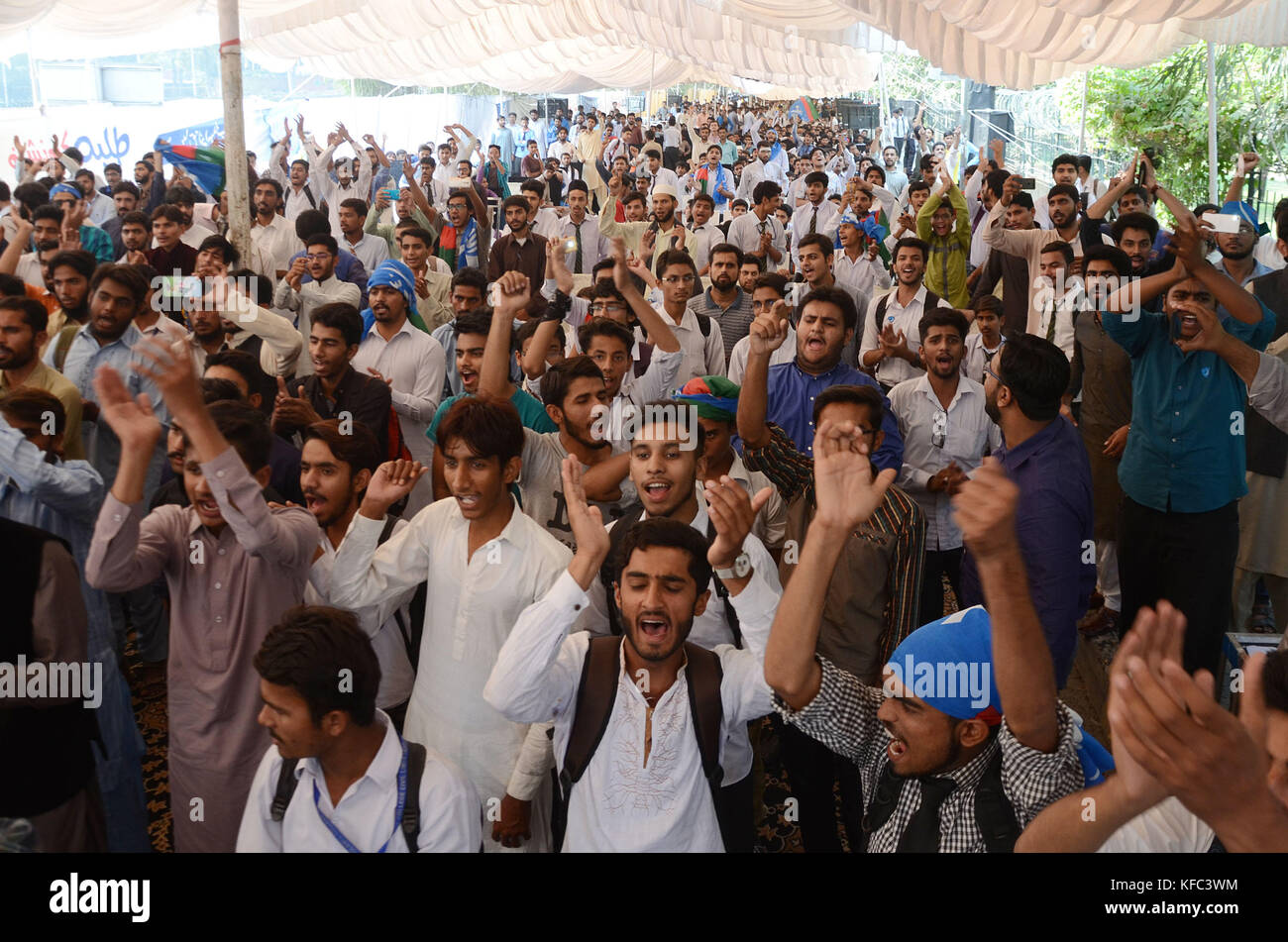 Lahore, Pakistan. 27th Oct, 2017. Pakistani Activists of Islami Jamiat ...