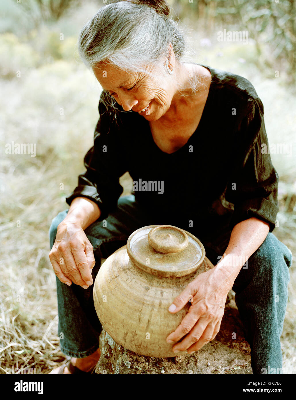 USA, New Mexico, beautiful Native American artist with her pot, Valley ...